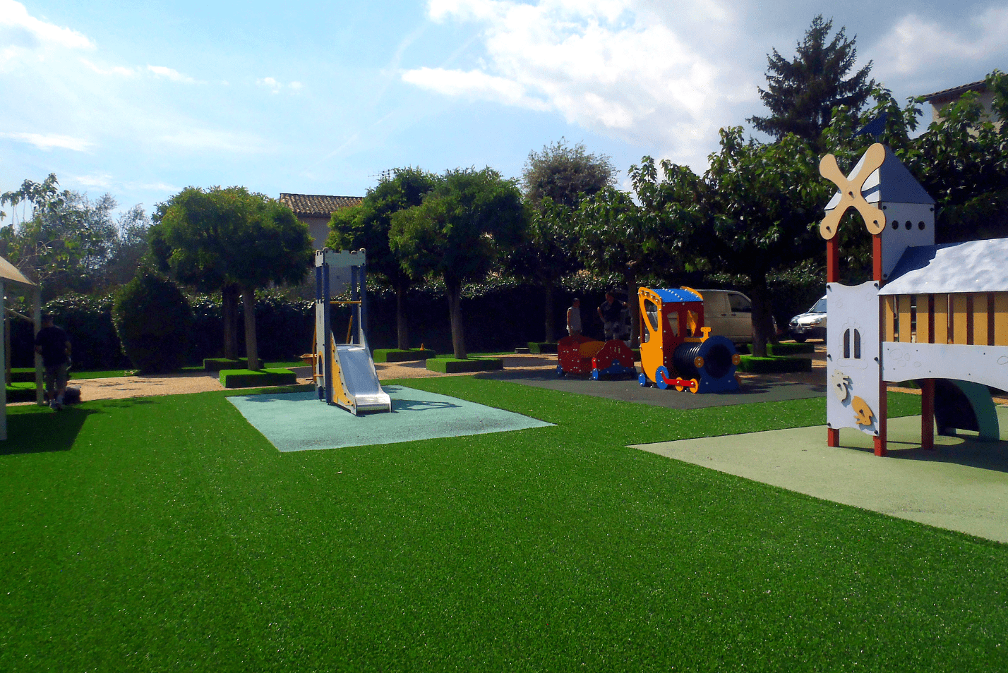 Gazons synthétiques : pose dans les jardins, parcs, aire de jeux - Mobysol